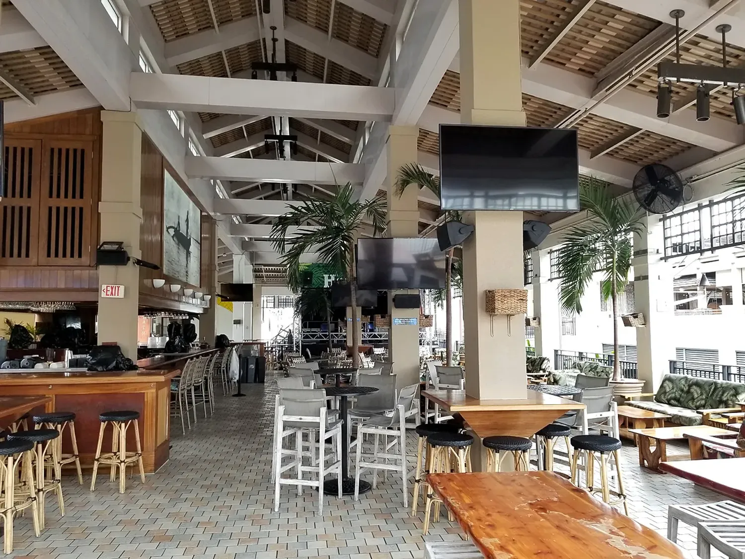 Reservation at Mai Tai Bar restaurant - Hawaii | The World Keys