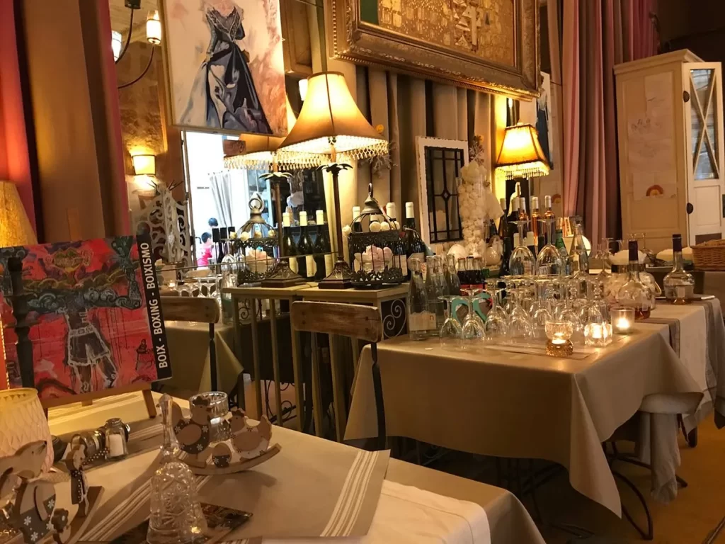 Reservation at LA COUR DU LOUVRE restaurant - Avignon | KEYS